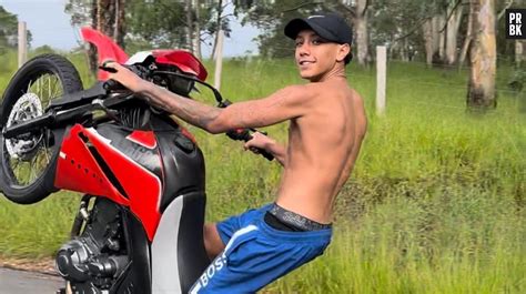 Foto Influenciador Meno Kabrinha Aparece Em Vídeo Andando Mesmo Com