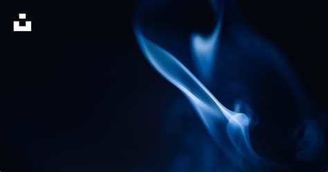 검은 배경에 흰 연기 사진 Unsplash의 무료 무늬 이미지