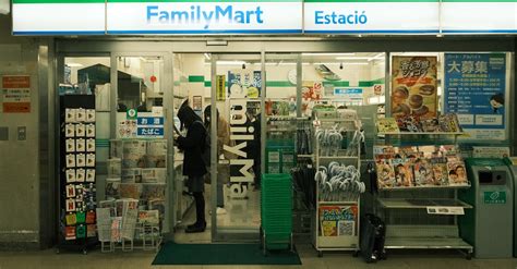 有关＃室内 产品展台 人 便利 便利店 全家 商品 商店 商店入口 商店招牌 商業 城市 夜间购物 客户体验 室内照明 市景 店面 廣告 彈匣 报纸