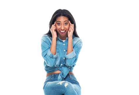 2029세의 아름다운 라틴 아메리카와 히스패닉 민족의 젊은 여성 여성 앉아 얼굴 유머 기괴한 시원한 자세 대변을 만드는 더블