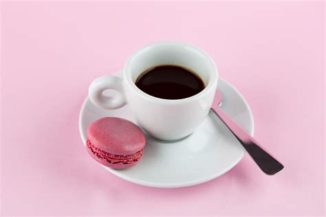 카푸치노에 스 프레소 커피와 분홍색 배경에 프랑스 마카롱 또는 마카롱 쿠키 0명에 대한 스톡 사진 및 기타 이미지 0명 노랑 녹색 Istock