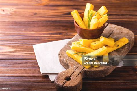 폴렌타는 로즈마리와 감자 튀김 이탈리아 전채입니다 가로 보기입니다 폴렌타 죽에 대한 스톡 사진 및 기타 이미지 폴렌타 죽 튀기기 끈적거리는 Istock