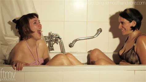 Bathtub Tongue Bath And Kiss Eporner