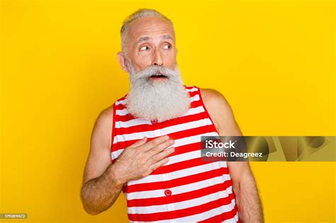 감동 펑키 노인 남자가 빨간 줄무늬 수영복을 입고 빈 공간을 찾고 고립 된 노란색 배경 사진 55 59세에 대한 스톡 사진 및 기타 이미지 Istock