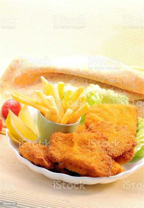감자 튀김과 레몬 체리 토마토와 토마토 케첩과 빵 가루 입힌된 튀김 생선 건강에 좋지 않은 음식에 대한 스톡 사진 및 기타 이미지 건강에 좋지 않은 음식 건강하지 못한