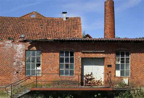 Find The Naked Models Hidden In Pictures ढढ त जन इस सन म कह छप ह एक लडक