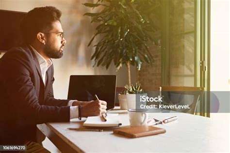 집에서 거실에서 일 하는 젊은 사업가 수염 남자 나무 테이블에 앉아서 노트북을 사용 하 여입니다 흐리게 배경입니다 검색에 대한 스톡 사진 및 기타 이미지 Istock