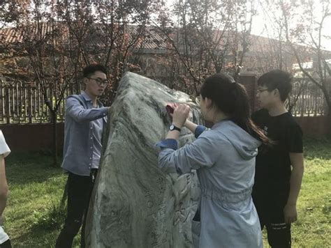 【劳动育人】暖春石碑，阳光志愿 记土木青协雕塑清洗活动 土木工程学院