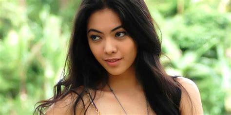 Foto Bugil Penyanyi Dewi Cinta