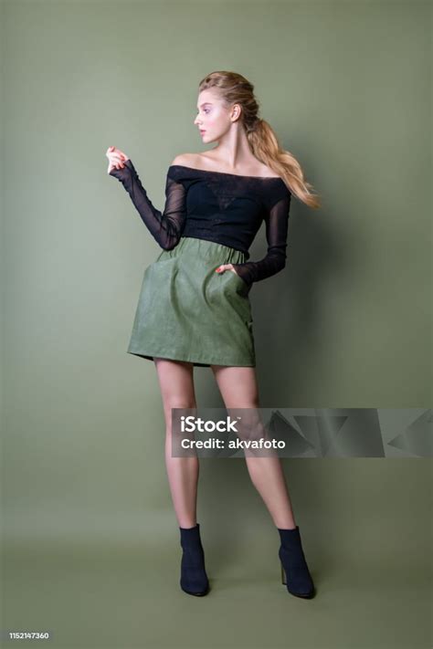 검은 재킷과 스튜디오에서 포즈를 취한 녹색 치마에 젊은 아름 다운 여자 녹색 배경에 세련 된 캐주얼 옷에 매력적인 여성 모델 개념에 대한 스톡 사진 및 기타 이미지 Istock