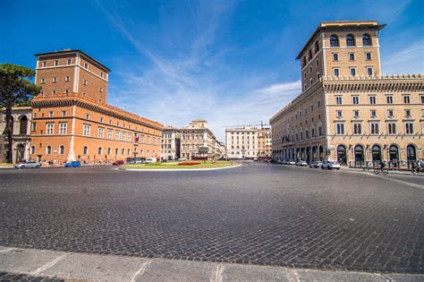 베네치아 광장은 주요 서커스이자 이탈리아 로마의 중심지이며 비아 데이 포리 임페리얼티와 비아 델 코르소와 같은 많은 도로가 교차합니다 0명에 대한 스톡 사진 및 기타 이미지