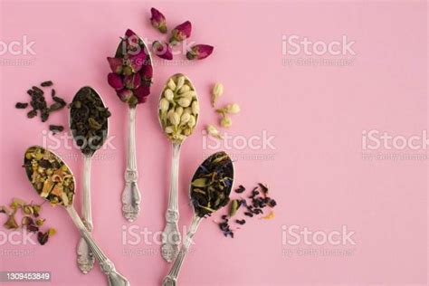 차 조성 분홍색 배경에 실버 숟가락에 차의 다른 종류 맨 위 보기입니다 공간을 복사합니다 0명에 대한 스톡 사진 및 기타 이미지 Istock