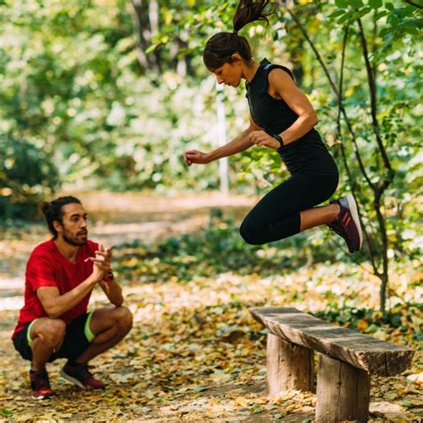 Amigos Haciendo Ejercicio En El Parque Foto Premium
