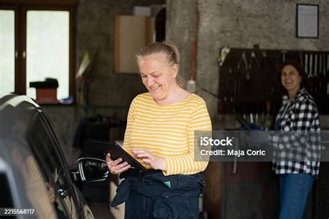 작업장에서 자동차 엔진을 검사하는 동안 태블릿을 사용하는 자동차 수리공 2명에 대한 스톡 사진 및 기타 이미지 2명 건강 진단 검사 보기 Istock