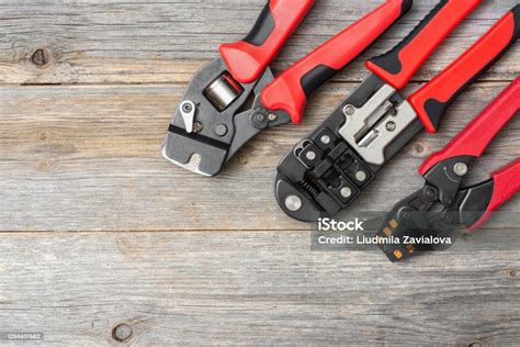 좌초 된 전선을 압착하기위한 도구 회색 나무 배경에 전기 또는 빌더를위한 압착 도구 텍스트 공간이 있는 상단 보기 Usb 케이블에 대한 스톡 사진 및 기타 이미지 Istock