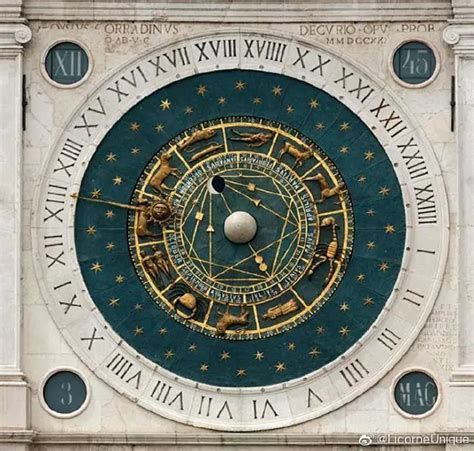 精致梦幻的古董天文钟 天文钟是一种特别设计、显示时间的同时还能显示天文信息的时钟，包括太阳、月亮、星座在不同时刻对应的位置。 天文钟中心常为一个圆形或球形的地球标志，以金色球体代表绕地而动的