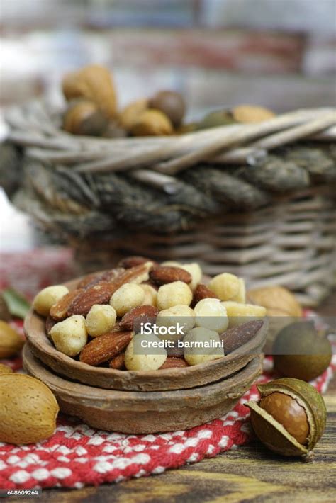 구운된 소금에 절인된 견과류 믹스 마 카 다 미아 Walnotes 및 아몬드 간식 0명에 대한 스톡 사진 및 기타 이미지 0명 갈색 개체 그룹 Istock