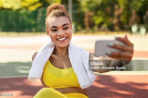 운동 휴식 중 스마트 폰에서 셀카 사진을 만드는 흑인 여성 Brand Name Smart Phone에 대한 스톡 사진 및 기타 이미지 Brand Name Smart