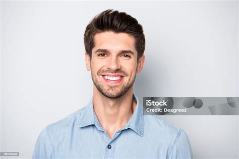 매혹적인 남자 기업가 느낌의 클로즈업 사진 콘텐츠 보기 재미와 그의 가족 착용 데님 청바지 옷 회색 색상 배경 위에 고립 갈색에 대한 스톡 사진 및 기타 이미지 Istock