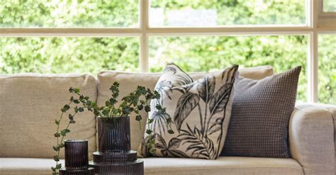 가구 가벼운 소파 가정의 거실 꽃병 녹지 라운지 라운지 룸 럭셔리 밝은 밝은 방 소파 소프트 가구