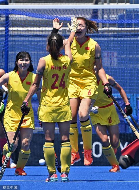 高清图：女子曲棍球小组赛 中国迎战日本对抗激烈奥运会