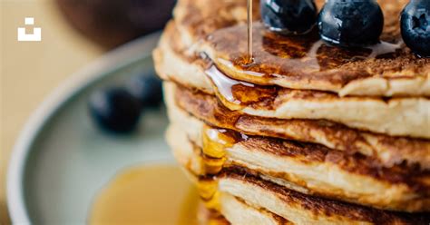 흰색 세라믹 접시에 블루 베리 팬케이크 사진 Unsplash의 무료 음식 이미지