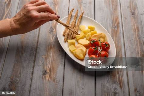 이탈리아 음식은 프로슈토 치즈 토마토를 곁들인 그리시니 빵입니다 여자의 손에는 빵 막대기가 붙어 있다 건강한 스타일 맨 위 보기 가지 식물 부위에 대한 스톡 사진 및 기타