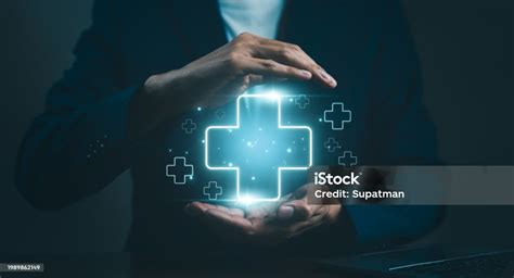 긍정적 인 사고 사고 방식 또는 정신 회춘을위한 건강 보험 기호 개념을 위해 가상 파란색 더하기 기호를 들고있는 사업가 비즈니스 가치 창출 투자 증가 혜택 추가 보험에 대한