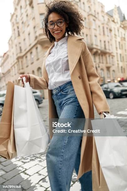 패션 아프리카 계 미국인 여자는 종이 봉지로 쇼핑 후 길을 건너 카메라를 보고 쇼핑에 대한 스톡 사진 및 기타 이미지 쇼핑 쇼핑 몰 여자 Istock