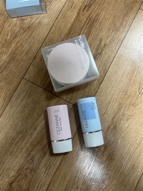 파랑이는 정말 매트해지고 핑크는 촉촉해져요 파데나 쿠션 바르기 전에 베이스로 강추해요