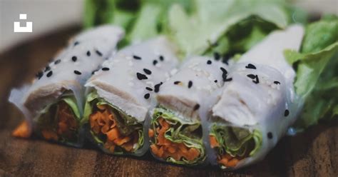 갈색 나무 테이블에 초밥 사진 Unsplash의 무료 햄버거 이미지