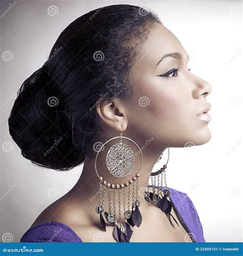 Retrato Del Primer De La Mujer Africana Hermosa Joven Imagen De Archivo Imagen De Manera