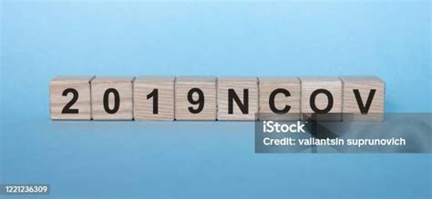 나무 블록에 2019ncov 텍스트 코로나 바이러스 질환 중국 전염병 의료 및 의학 개념 파란색 배경에 나무 큐브입니다 0명에 대한 스톡 사진 및 기타 이미지 Istock