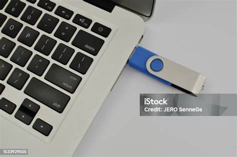 힘을 합치다 Pendrive와 노트북이 완벽하게 조화를 이루며 기술의 진화를 나타냅니다 0명에 대한 스톡 사진 및 기타 이미지 0명 Usb 메모리 Usb 케이블