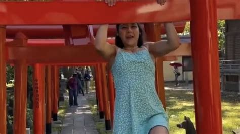 智利女网红在日本神社做引体向上 惹怒日本人时讯看看新闻网