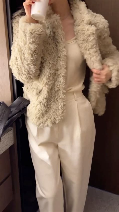 파티수 전체적으로 복슬복슬한 터치감과 두께감으로 보온성이 뛰어나 겨울에도 멋내기 좋은 퍼 재킷과 소매와 상체라인에 셔링 디테일이 들어가 볼륨 있는 라인을 연출하실 수