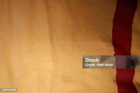 밝은 노란색 캔버스에 오른쪽에 부르고뉴 색상의 넓은 세로 줄무늬가 있는 질감 있는 배경 줄무늬는 가장자리가 고르지 않습니다 가장자리에 대한 스톡 사진 및 기타 이미지