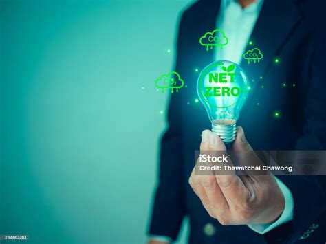 전구 주위에 Co2 구름 아이콘이 있는 Net Zero 기호 미래 지속 가능한 투자 성장 미래 개념을 위한 환경 오염 감소 녹색 청정 오염 중지 탄소 배출권 개념 0에 대한