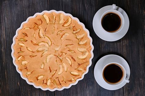 애플 파이와 커피 두 잔 어두운 나무 배경에 잘 익은 사과의 수제 케이크 베이킹 접시에 과일 파이 계피에 대한 스톡 사진 및 기타 이미지 Istock