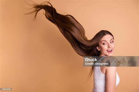 귀여운 펑키 한 사랑스러운 재미 펑키 예쁜 웃음 헤어 스타일 살롱 절차 샴푸 효과 의 초상화 옷을 입고 상단 단일 고립 베이지 색 배경 털에 대한 스톡 사진 및 기타 이미지