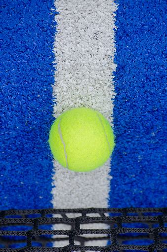 서비스 라인과 파란색 패들 테니스 코트의 그물 근처에 테니스 공을 패들 0명에 대한 스톡 사진 및 기타 이미지 0명 Championship 가득 찬 Istock