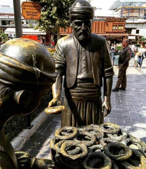 Eminönündeki Simitçi Heykelinin Simitleri çalındı Diken