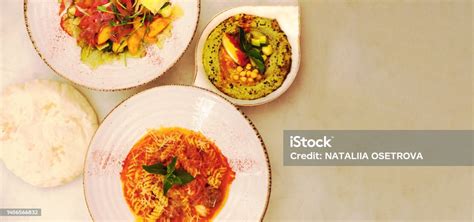 레스토랑 메뉴를위한 디자인 이탈리아와 레바논 요리의 요리 케밥을 곁들인 파폴 파스타 아보카도와 해산물 샐러드를 곁들인 후무스 건강한 식생활에 대한 스톡 사진 및 기타 이미지