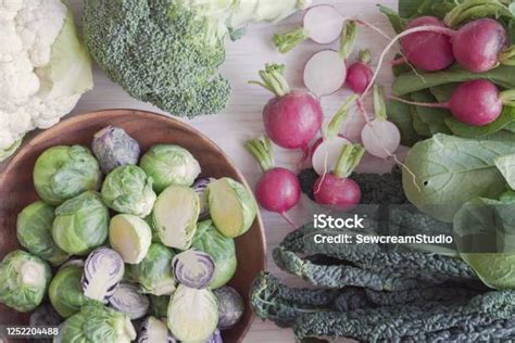 십자화과 채소 무 칼 콜리플라워 브로콜리 브뤼셀 콩나물 에스트로겐 지배 감소 식물 기반 및 비건 식단 섬유 건강 식품 감소에 대한 스톡 사진 및 기타 이미지 Istock