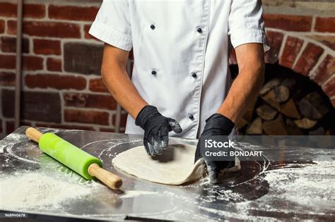 요리사 피자 반죽 만들기입니다 남자 손 준비 빵 제빵과 제과의 개념 가사 집안일에 대한 스톡 사진 및 기타 이미지 가사 집안일 가정 주방 가정의 방 Istock