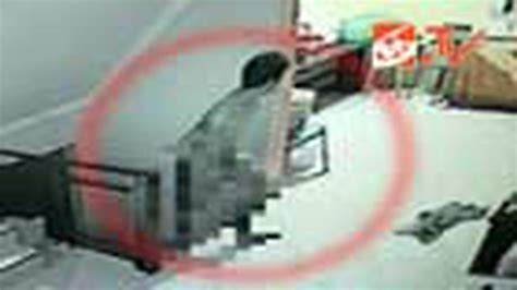 Maling Telanjang Terekam CCTV Video Liputan Com