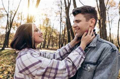 Pareja Joven Caminando Fuera Del Parque Abrazándose Sonriendo Besándose