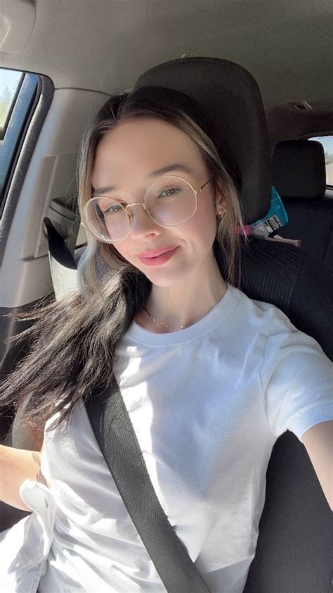 35 Girls In Glasses Bringing Smart And Sexy Vibes Barnorama