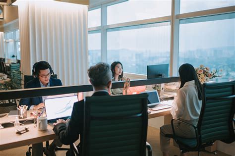 아시아 중국 화이트 칼라 노동자 작업 및 그들의 사무실 워크 스테이션에서 통신 20 29세에 대한 스톡 사진 및 기타 이미지 20 29세 30 34세 45 49세