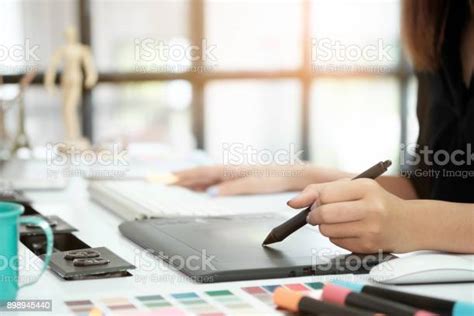 그래픽 디자인 여자 테이블 마우스 펜 및 데스크톱 pc에 창조적인 일하고 개념에 대한 스톡 사진 및 기타 이미지 개념
